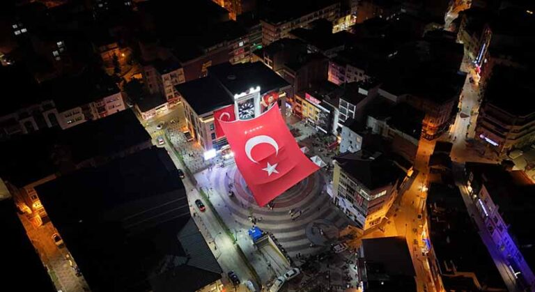 Bulancak semalarına dev Türk bayrağı - Giresun Işık Gazetesi